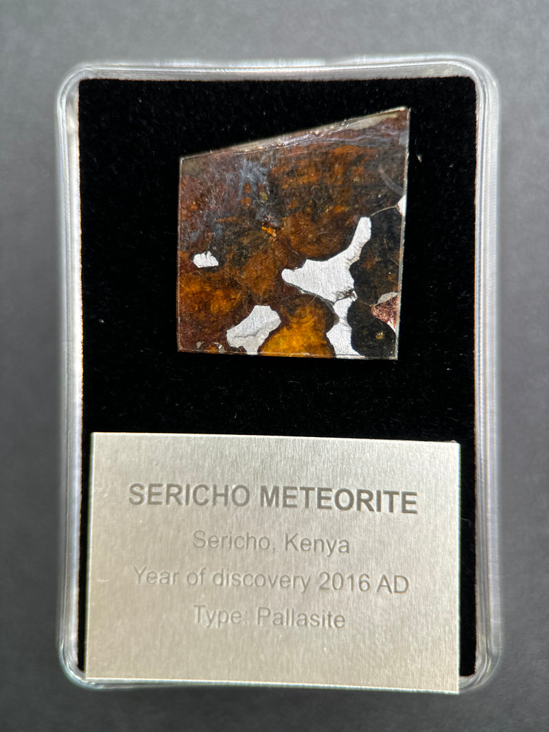SERICHO METEORITE, KENYA. DISPLAY BOX. 3,9 GRAMS.